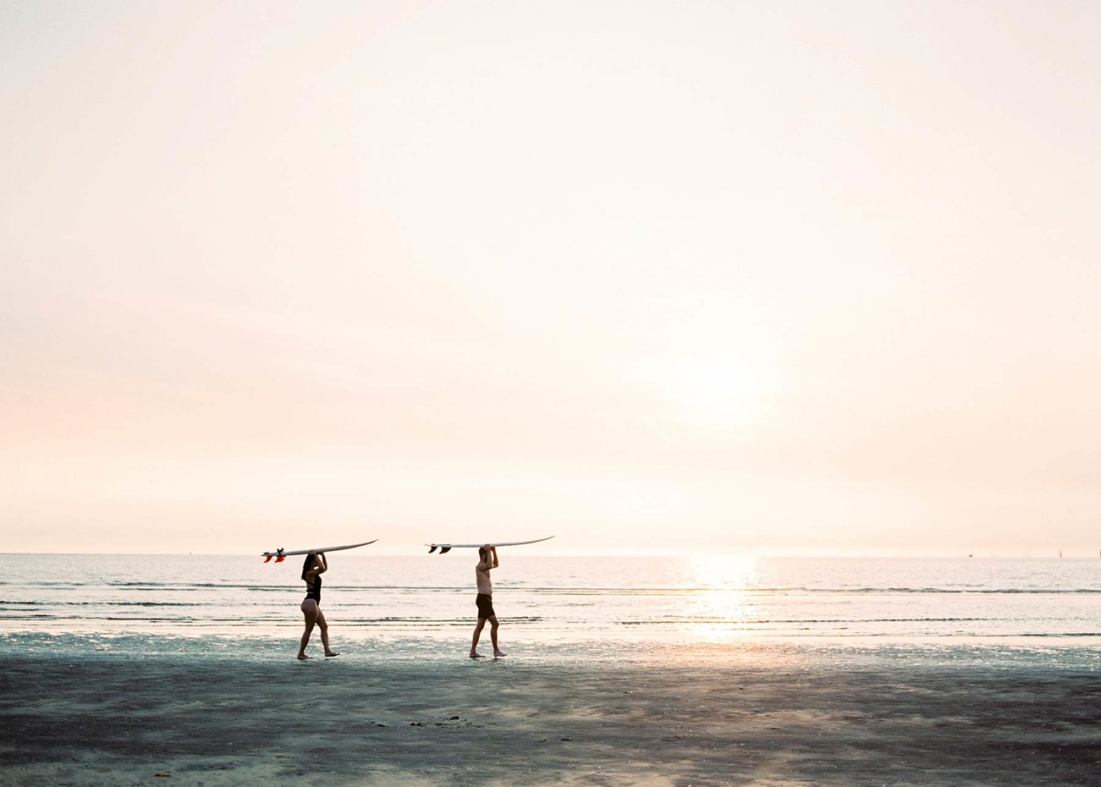 Surf's up | Sabine & Sven | Surfer couple shoot | Zwart Fotografie